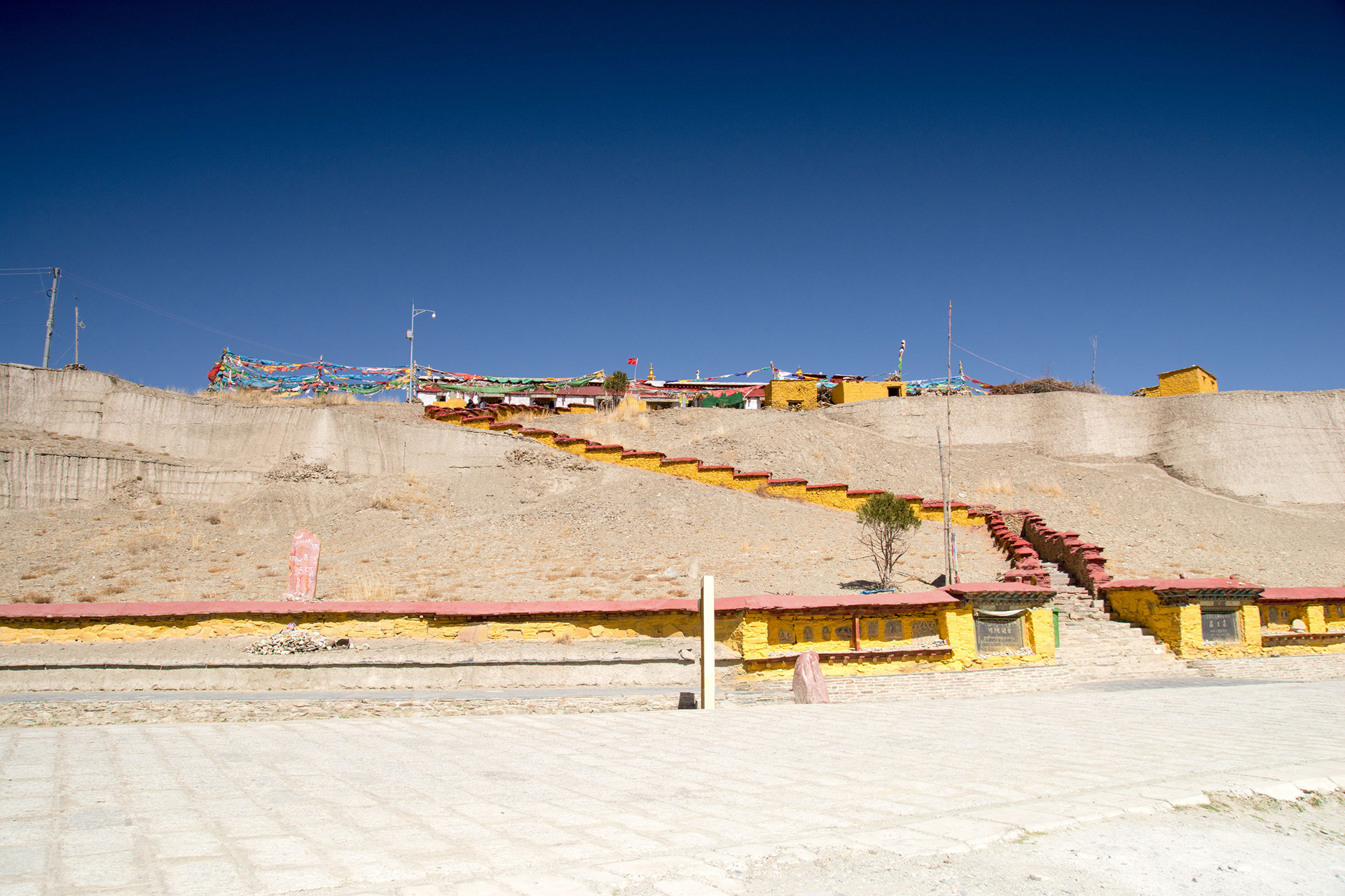 Tombs of Early Tibetan Kings - Shannan Attractions - China Top Trip